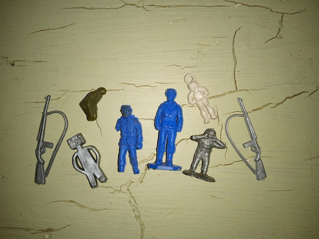Vintage Cracker Jack Lot of 8 Miniatures, Robot, Spacemen, Soldiers ...