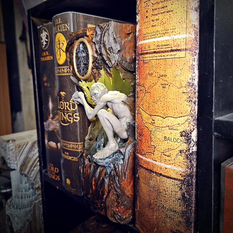 Gollum Book Nook, Lord of the Rings Decor, Middle-earth Bookshelf ...