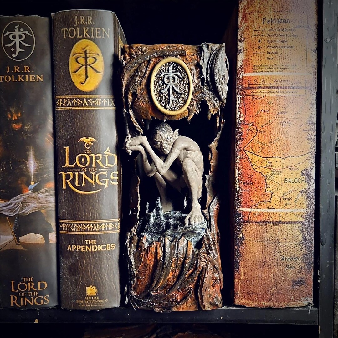 Gollum Book Nook, Lord of the Rings Decor, Middle-earth Bookshelf ...