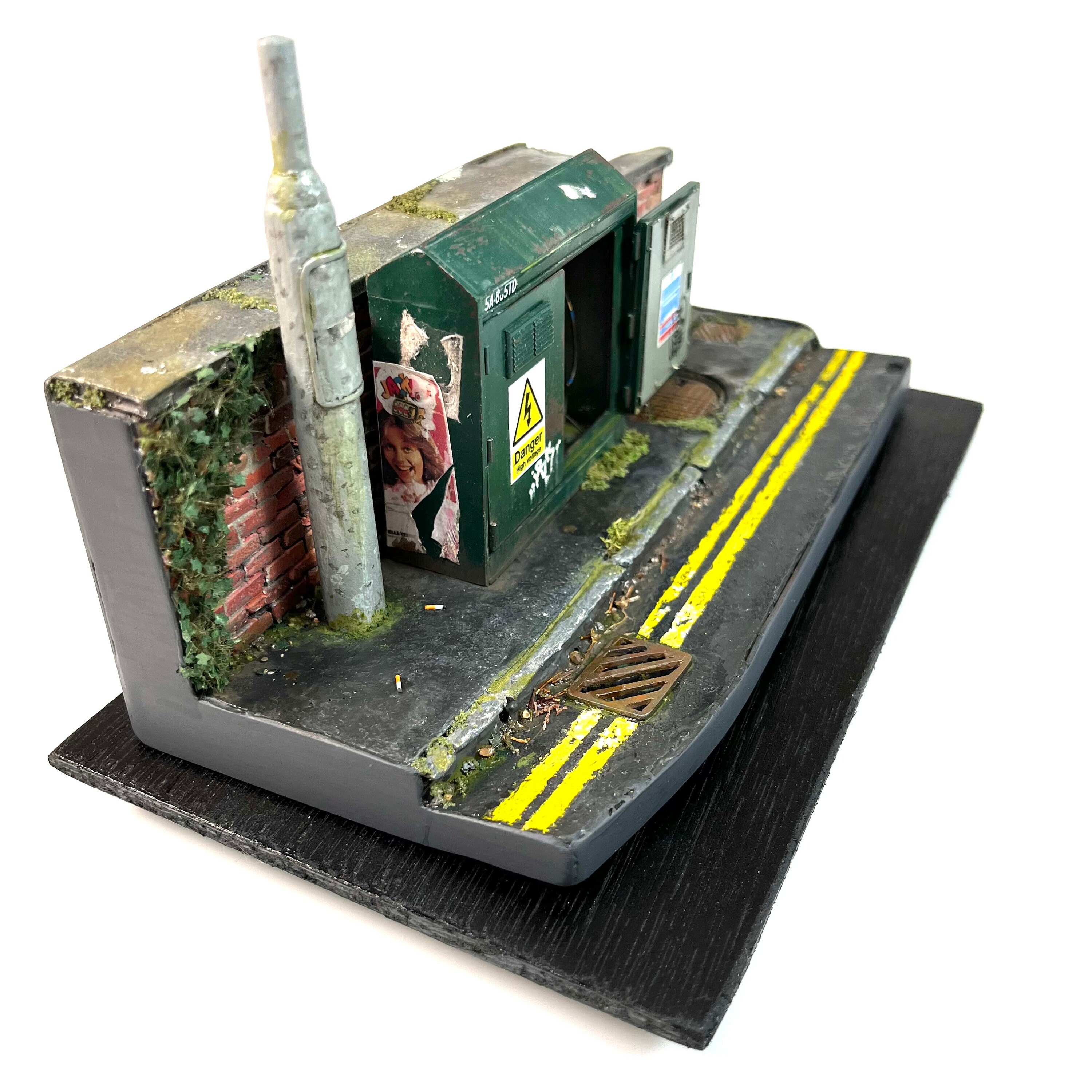 Miniature Scale Street Diorama Model. Urban Decay Graffiti. 1:20th ...
