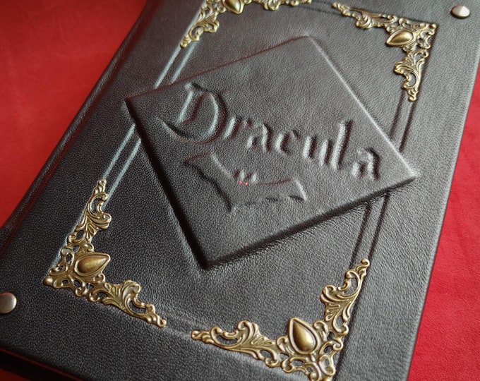 Vintage Bram Stokers Dracula 1965 Beautifully Illustrated Book With ...