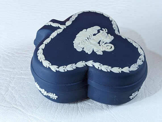 WEDGWOOD Jasperware Portland Blue Box in Club Shape - Gem