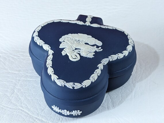 WEDGWOOD Jasperware Portland Blue Box in Club Shape - Gem