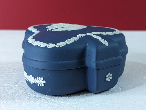 WEDGWOOD Jasperware Portland Blue Box in Club Shape - Gem