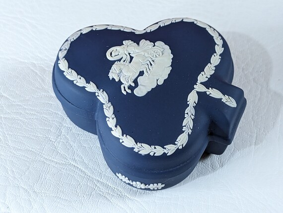 WEDGWOOD Jasperware Portland Blue Box in Club Shape - Gem