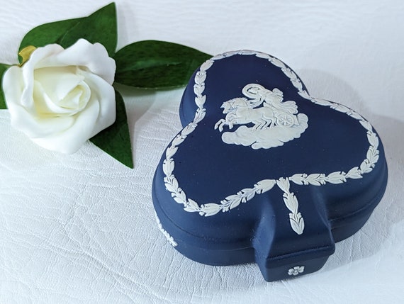 WEDGWOOD Jasperware Portland Blue Box in Club Shape - Gem