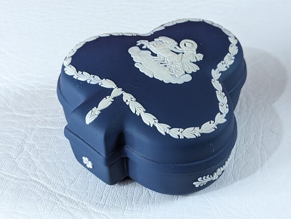 WEDGWOOD Jasperware Portland Blue Box in Club Shape - Gem