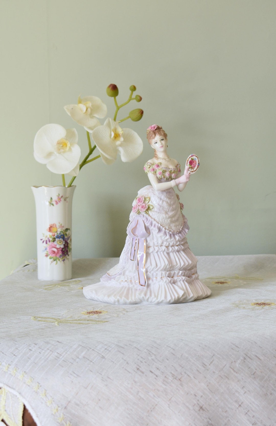 Royal Worcester Splendour at Court No.4590 in Limited 12500 Pieces Bone China Figurine, Made in ...