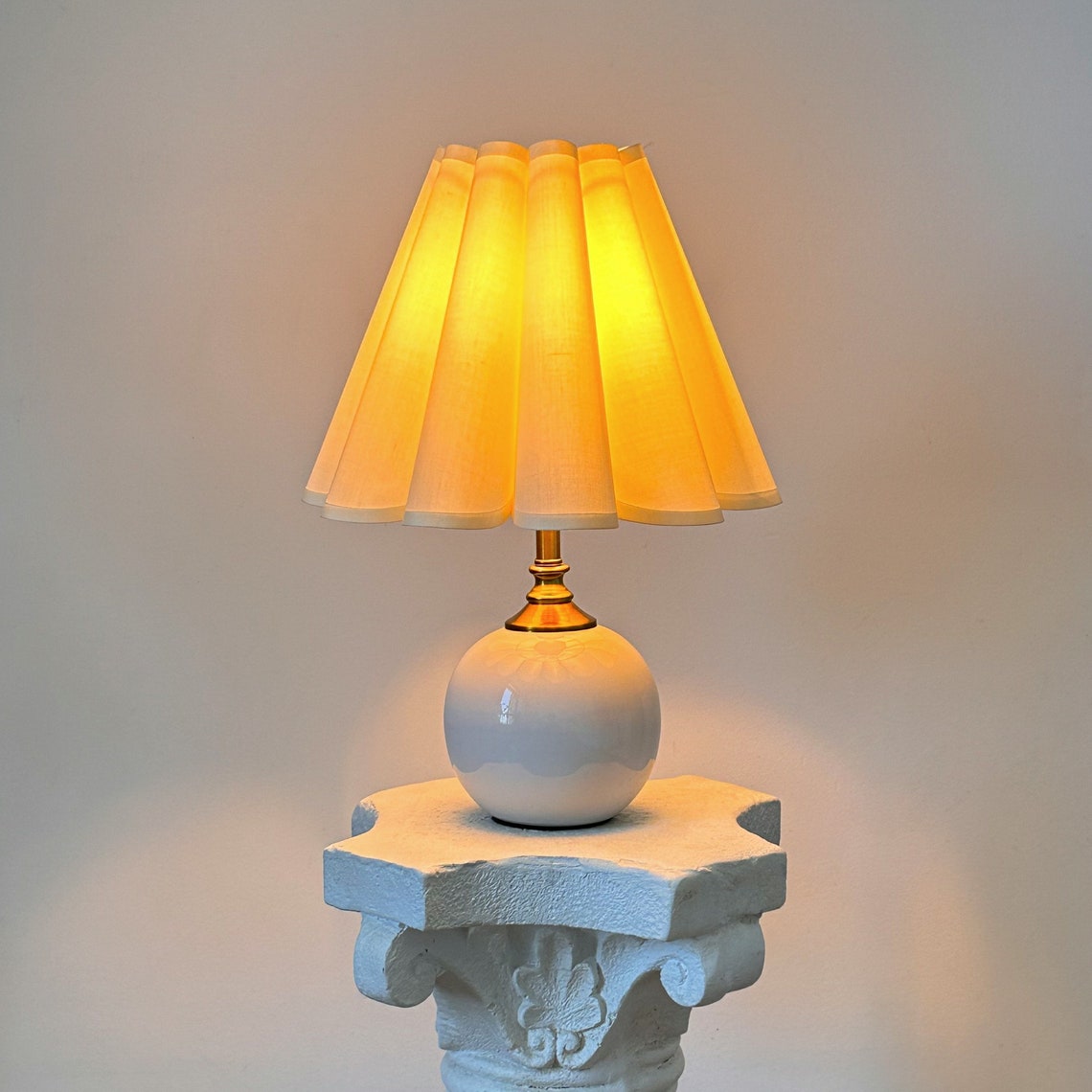 Handmade White Round Ceramic Table Lamp, 110-240V Flower Ruffle Fabric ...
