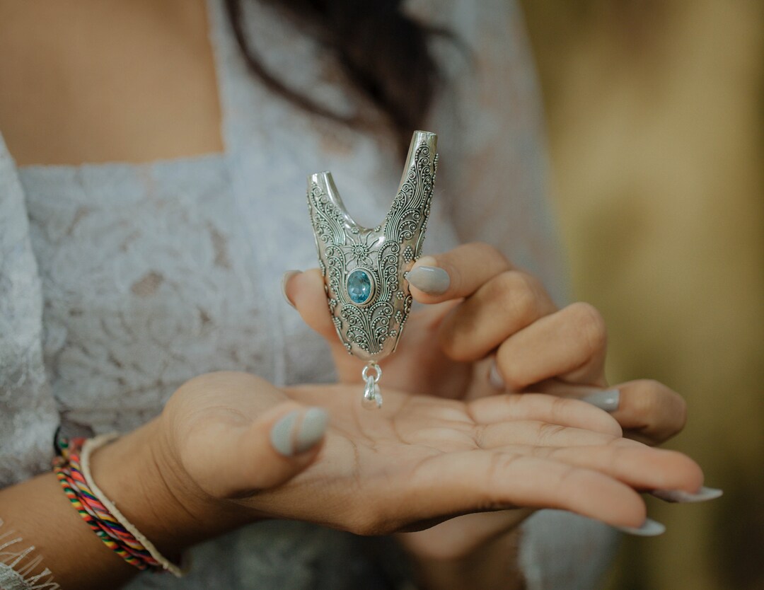 London Blue Topaz Gemstone High Quality Premium Kuripe Pipe, Dewata ...