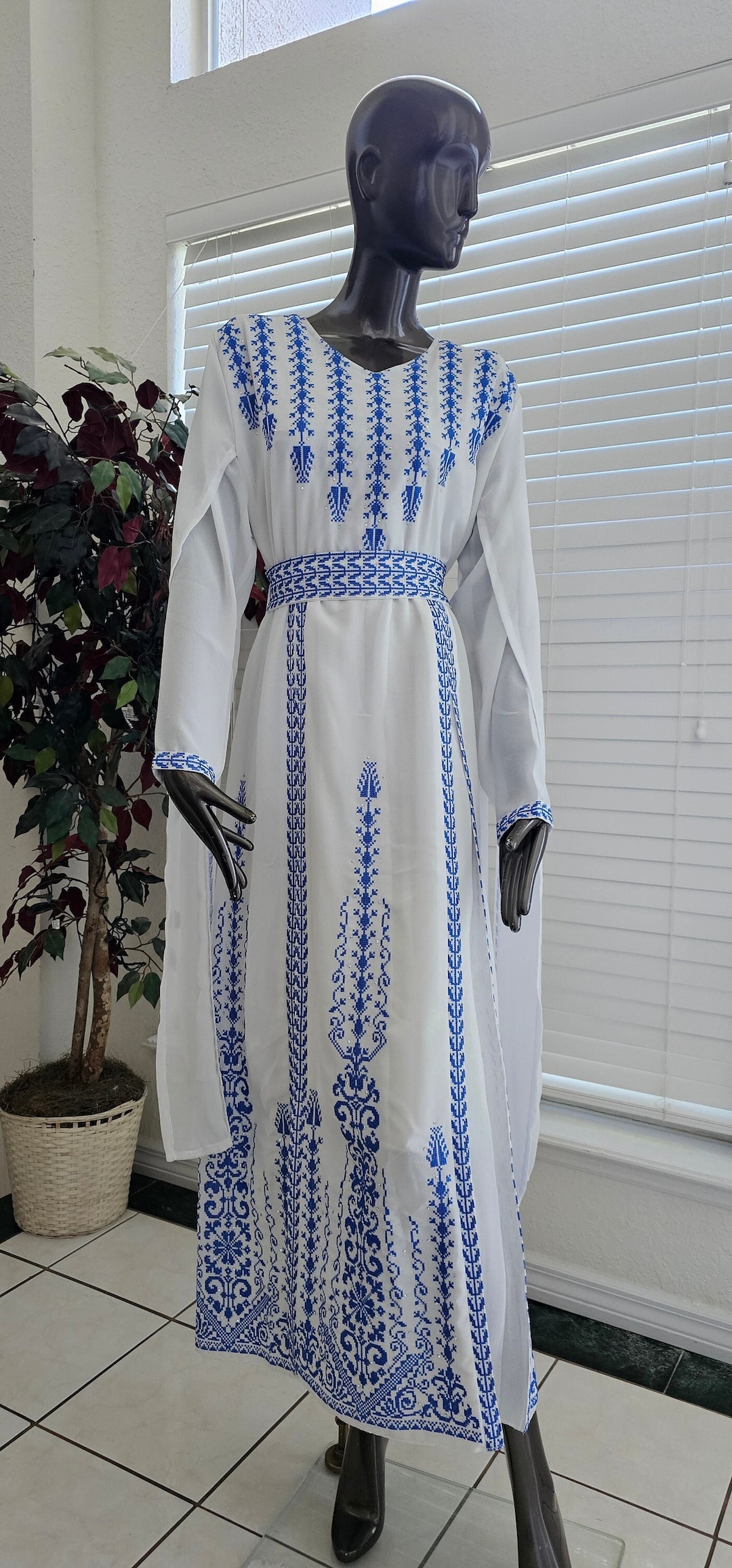 An Elegant White Jordanian Palestinian Thobe Dress Kaftan Abaya With ...