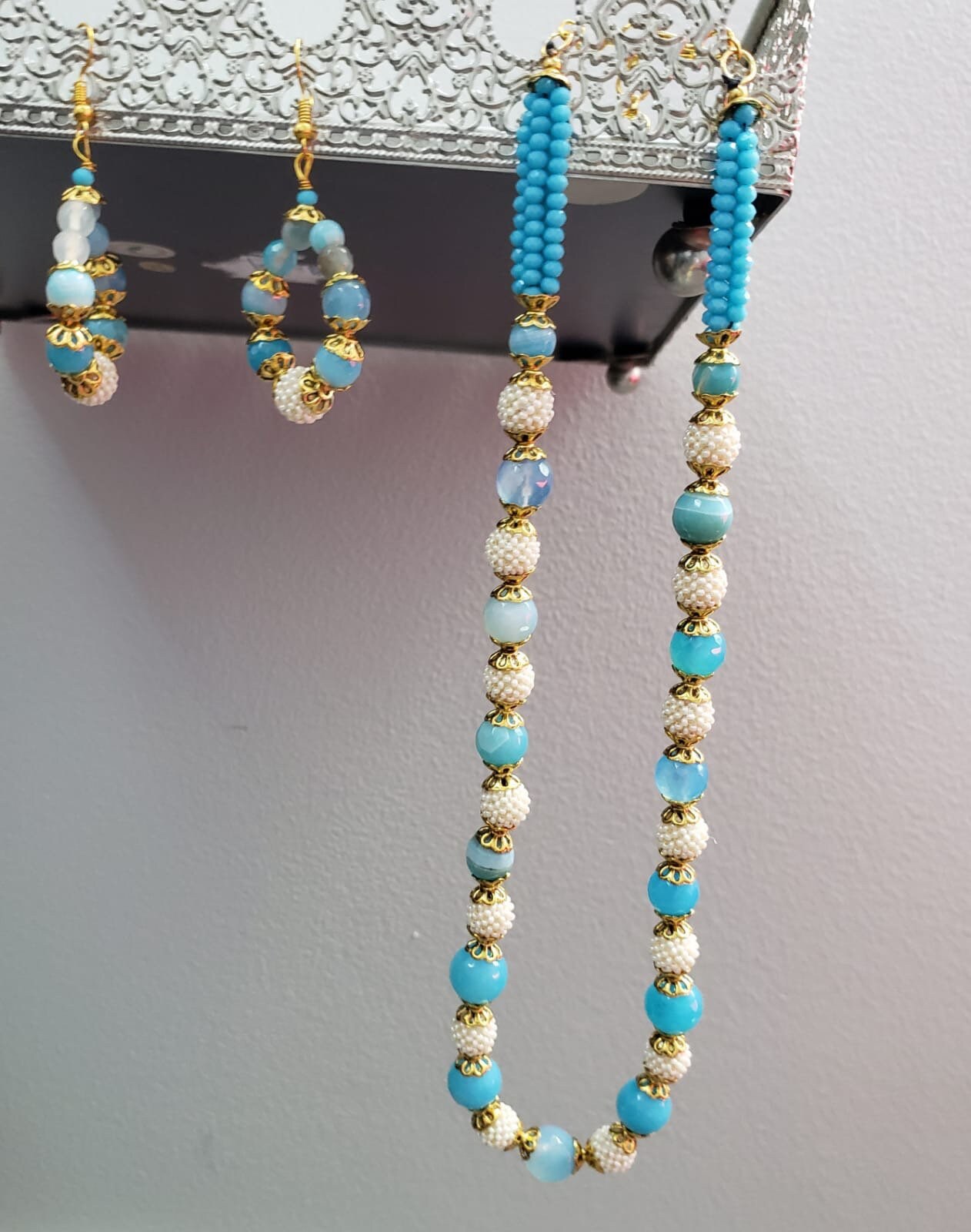 Set de joyería blanca y azul hecho a mano con hermosas bolas de piedra ...