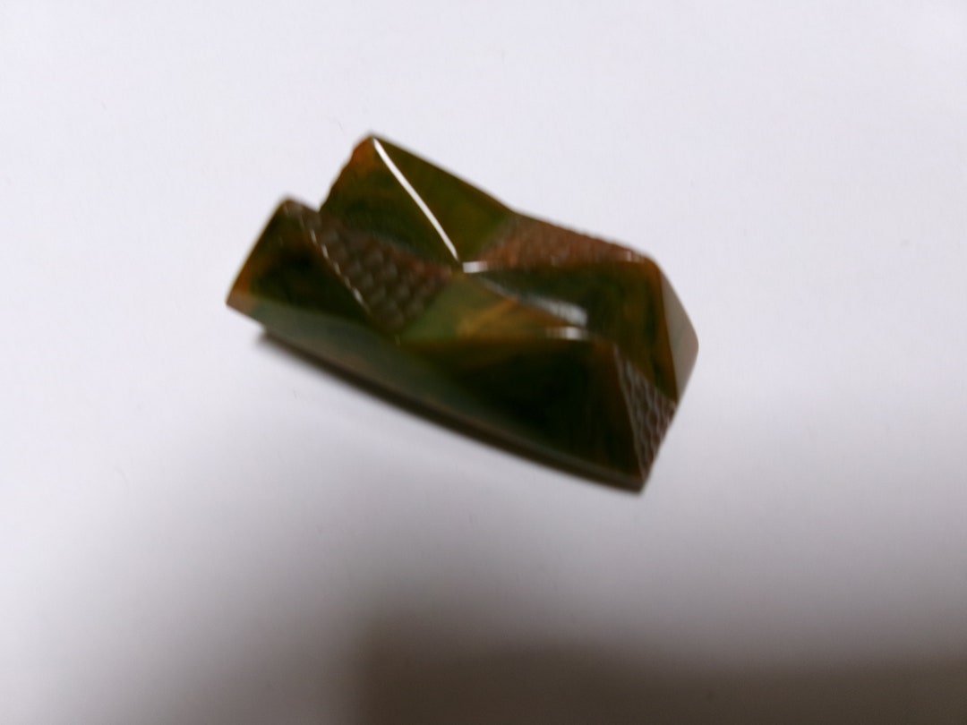 Vintage End of the Day Bakelite Green/tan 3/4 Fur Clip - Etsy