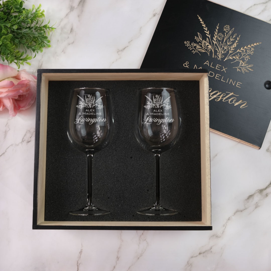 Personalized Floral Wine Gift Set for a Wedding, Minimalist Wildflower ...
