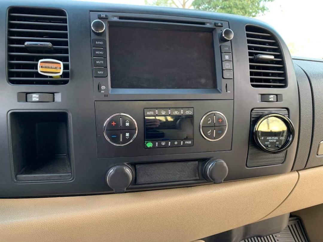 07-13 Chevrolet Silverado / GMC Sierra (NNBS) Center Panel; Plain / USB ...