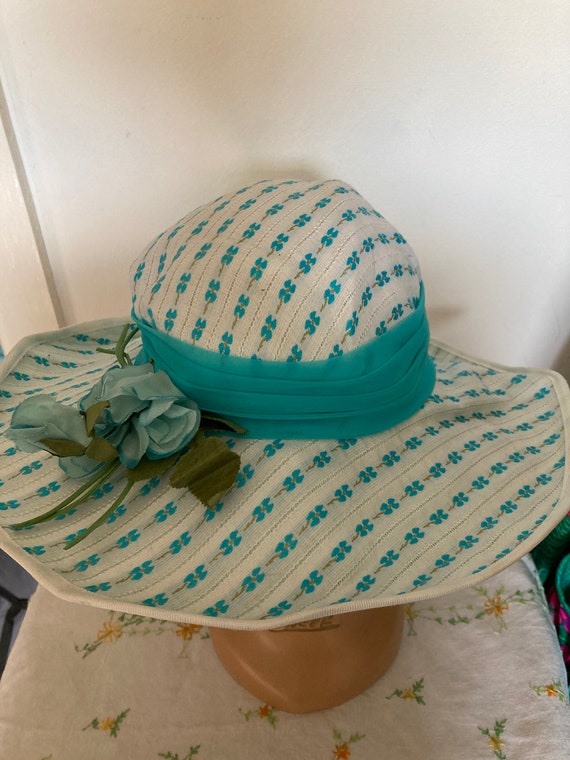 vintage 1970s white floppy - Gem