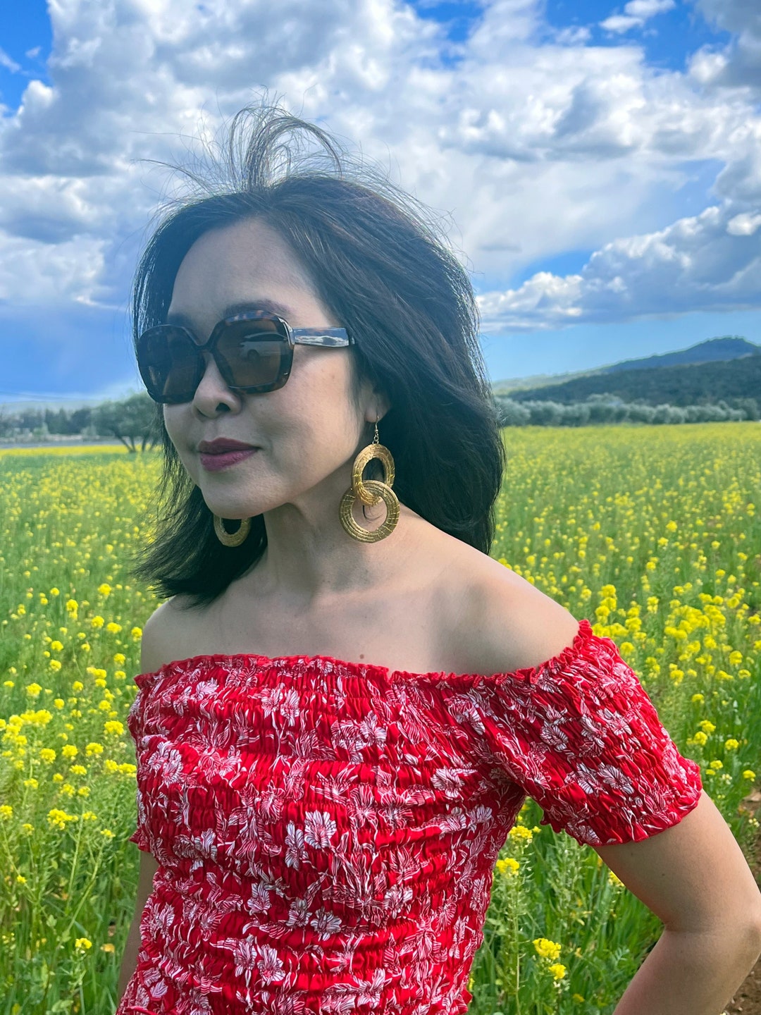 Pendientes en capim dorado. Anillos entrelazados en oro vegetal ...