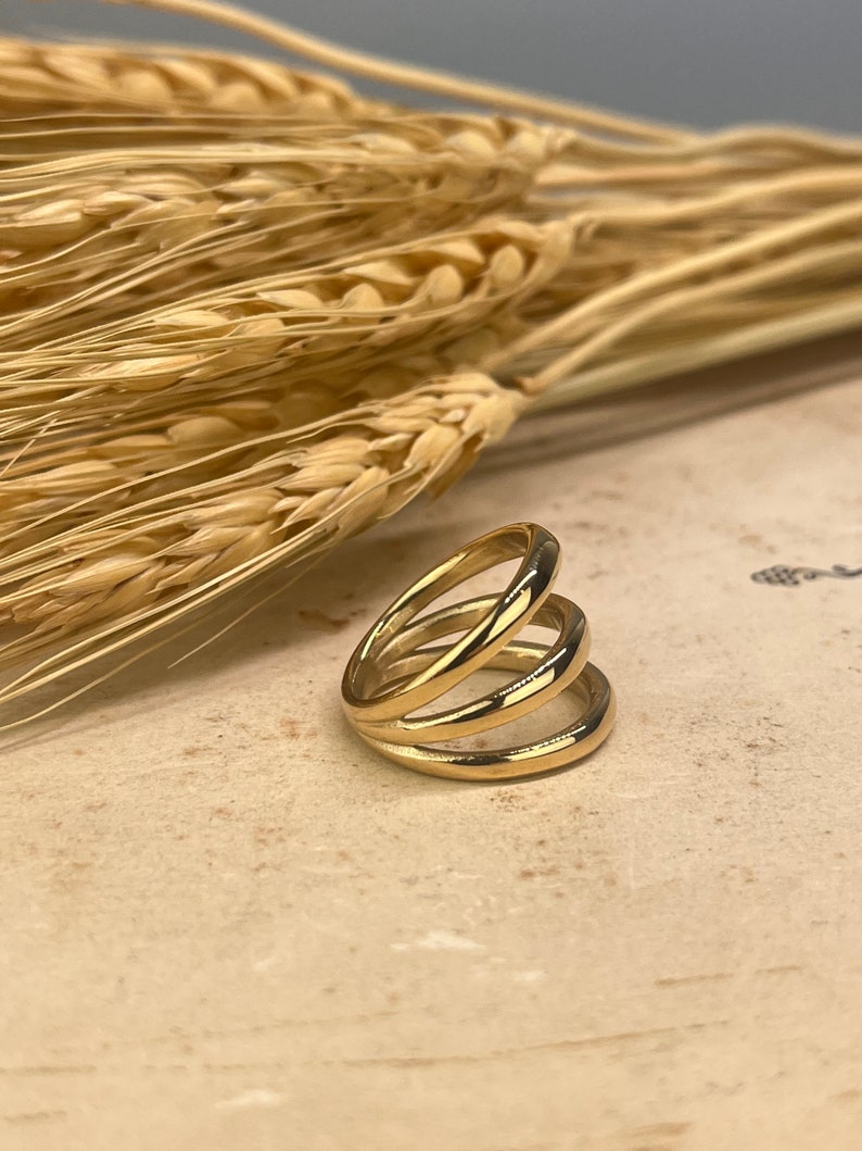 Anillo minimalista en acero inoxidable de color dorado. Anillo triple ...