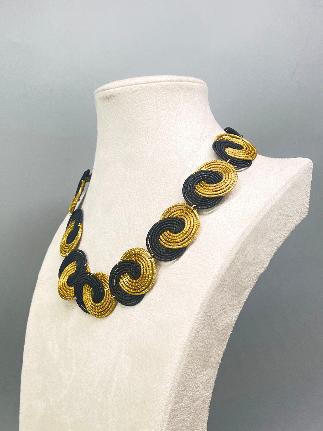 Necklace in Vegetable Gold. Neck in Capim Dourado. Black and Infinite ...