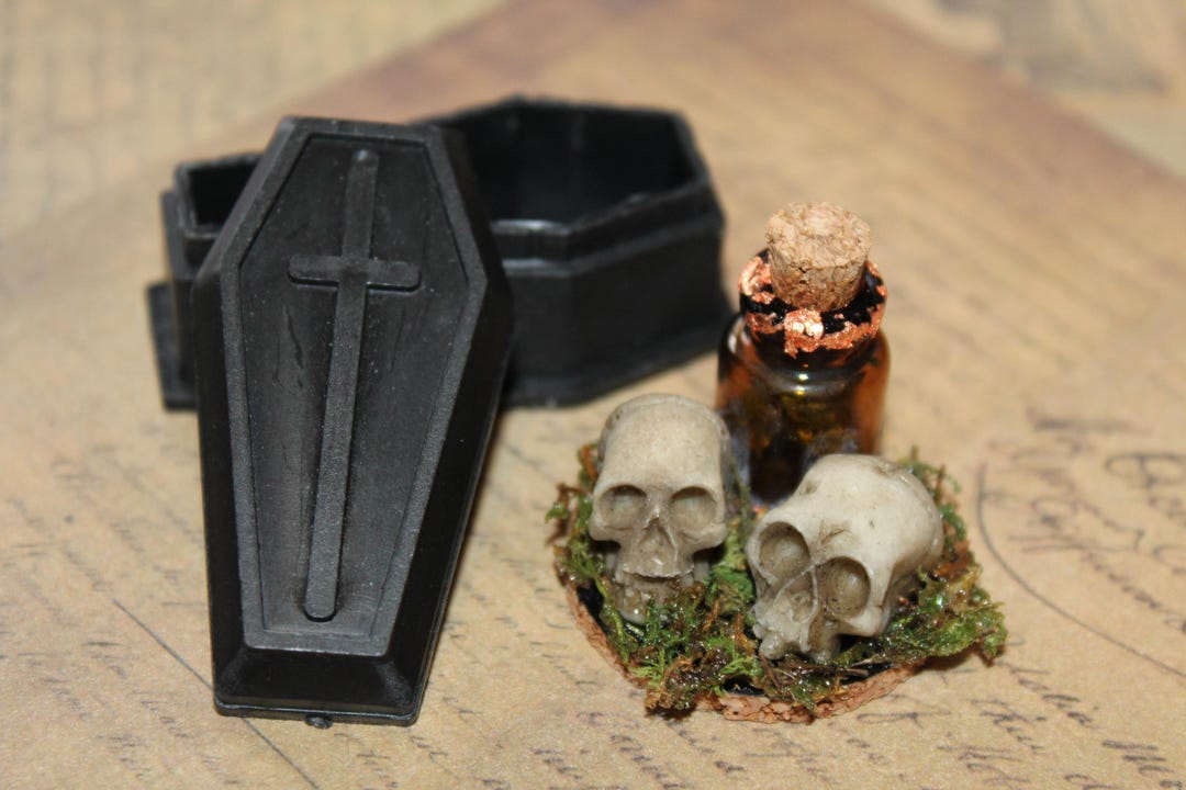 Mini Skull Graveyard Coffin Display Collectable Skull Cemetery ...