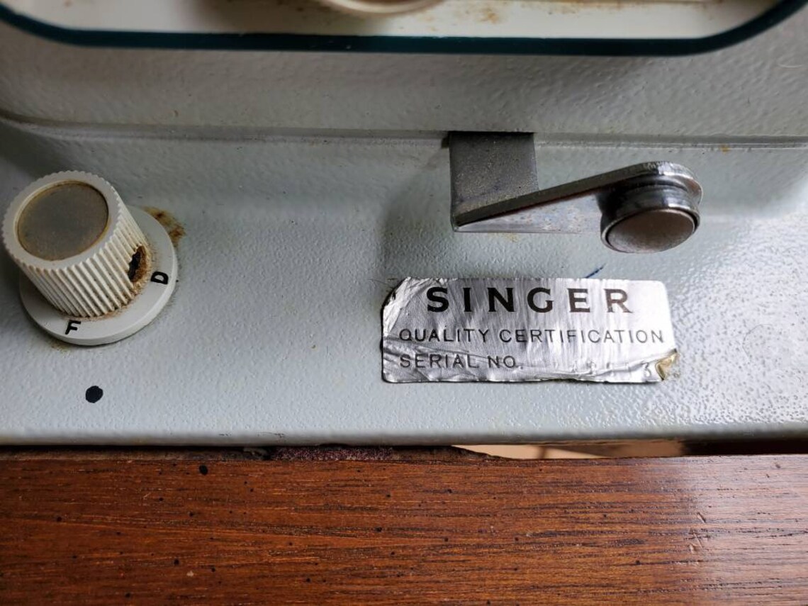 Singer Zig Zag Sewing Machine Model 466 - Made in Great Britian - Circa ...
