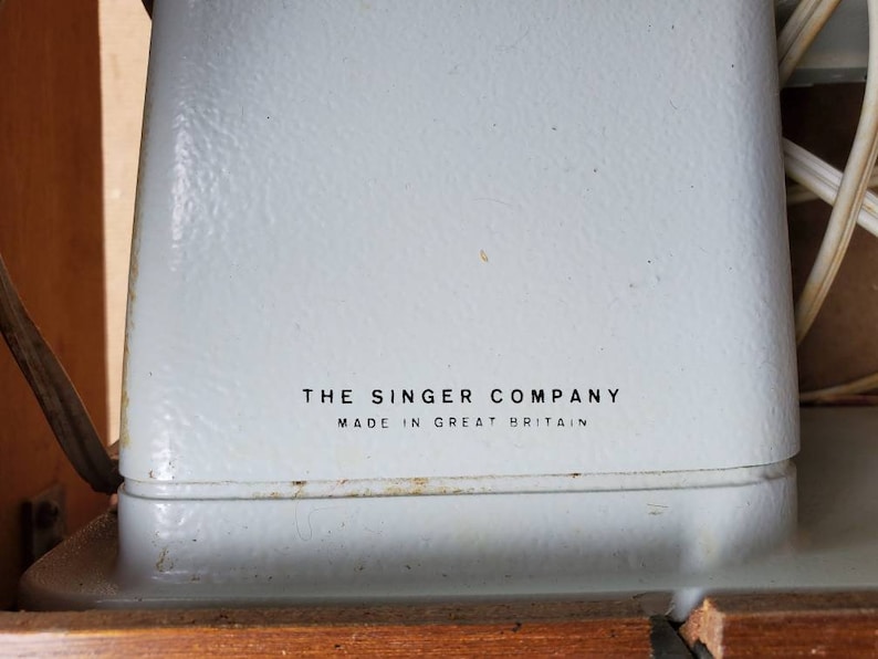 Singer Zig Zag Sewing Machine Model 466 - Made in Great Britian - Circa ...