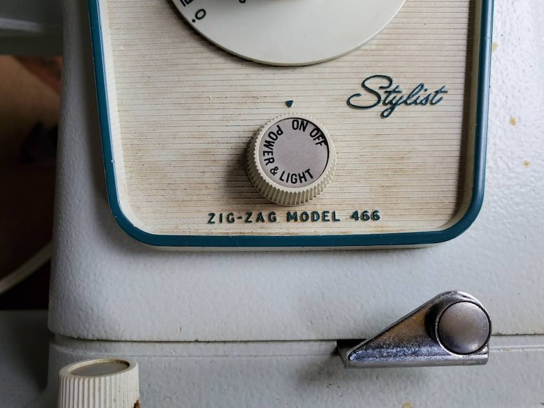 Singer Zig Zag Sewing Machine Model 466 - Made in Great Britian - Circa ...