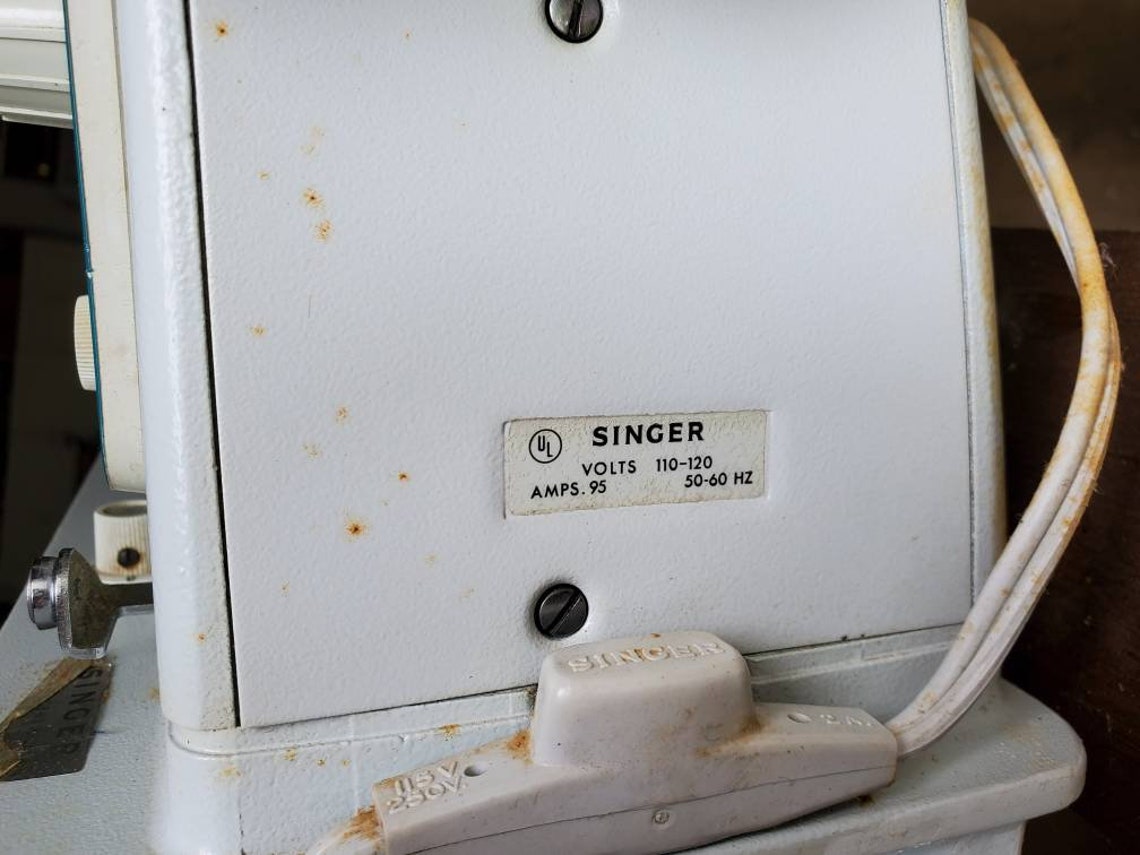 Singer Zig Zag Sewing Machine Model 466 - Made in Great Britian - Circa ...