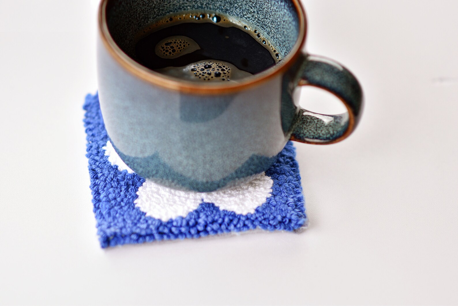 Punch Needle Mug Coaster—white Daisy on Blue - Etsy