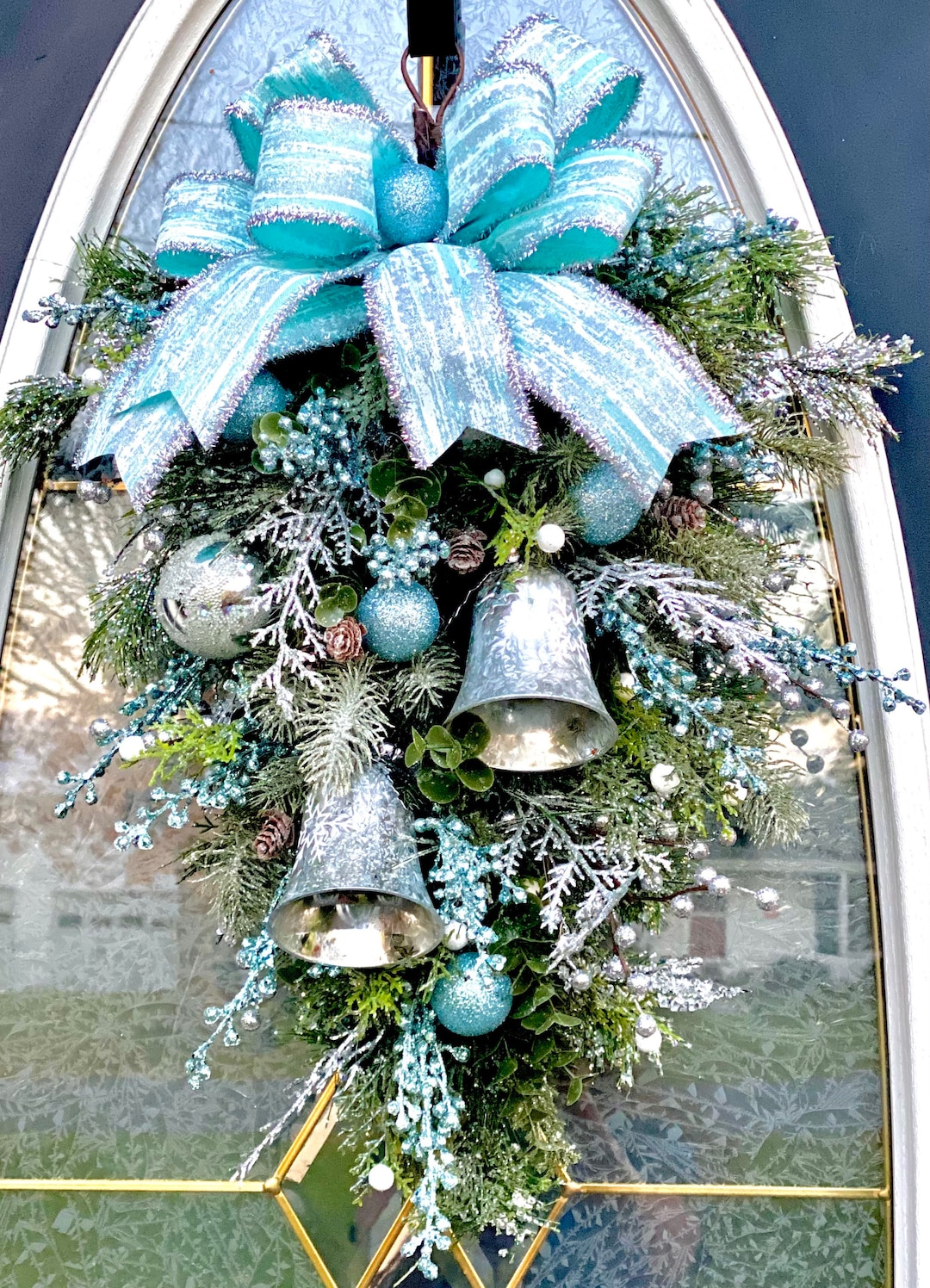 Christmas Teardrop, Christmas Wreath, Frosted Pinecones, Ice Blue ...