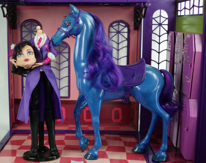 Monster High Headless Headmistress Bloodgood Doll and Horse Nightmare ...