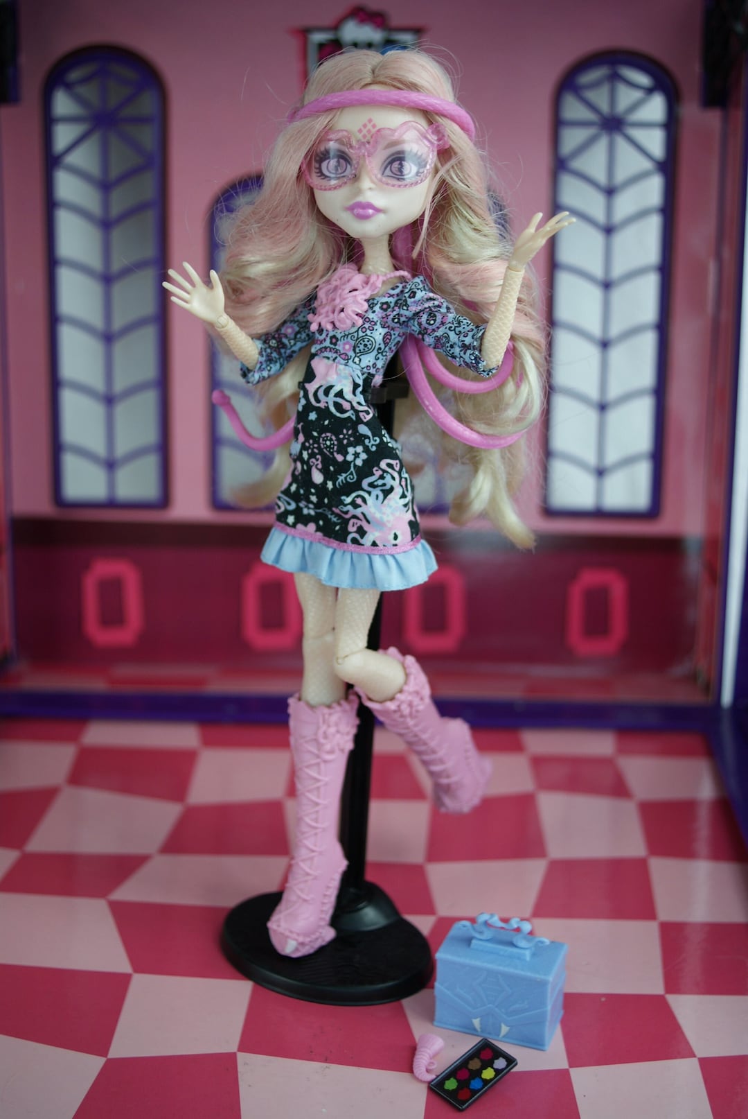 Monster High Viperine Gorgon Frights, Camera, Action Hauntlywood Doll ...