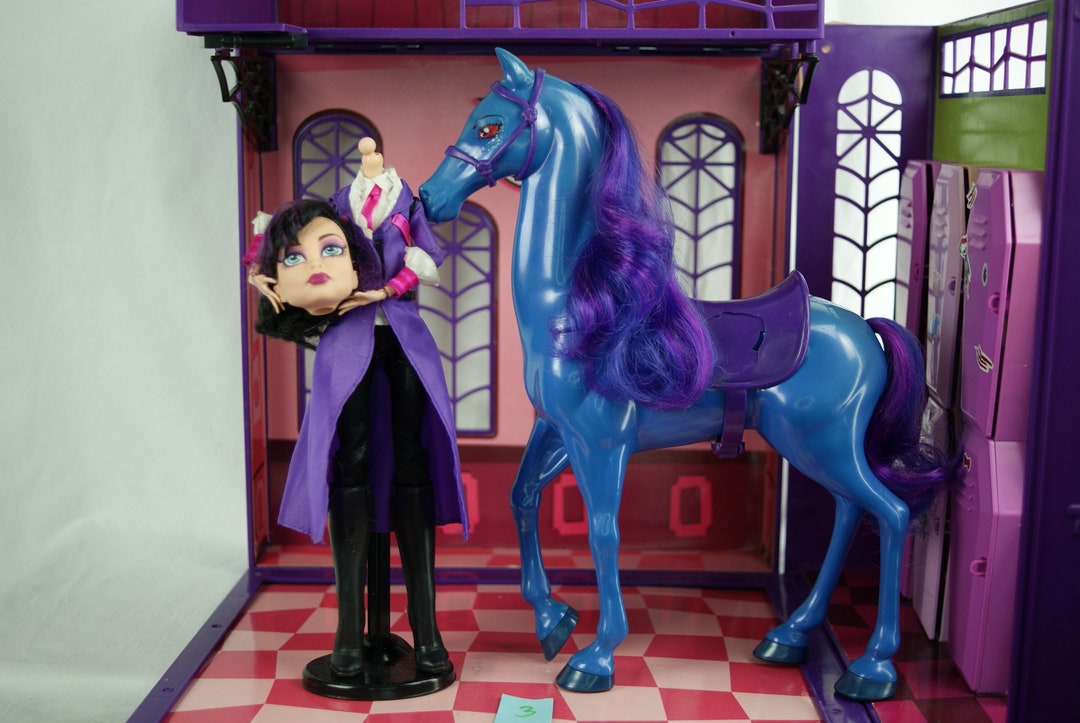 Monster High Headless Headmistress Bloodgood Doll and Horse Nightmare ...