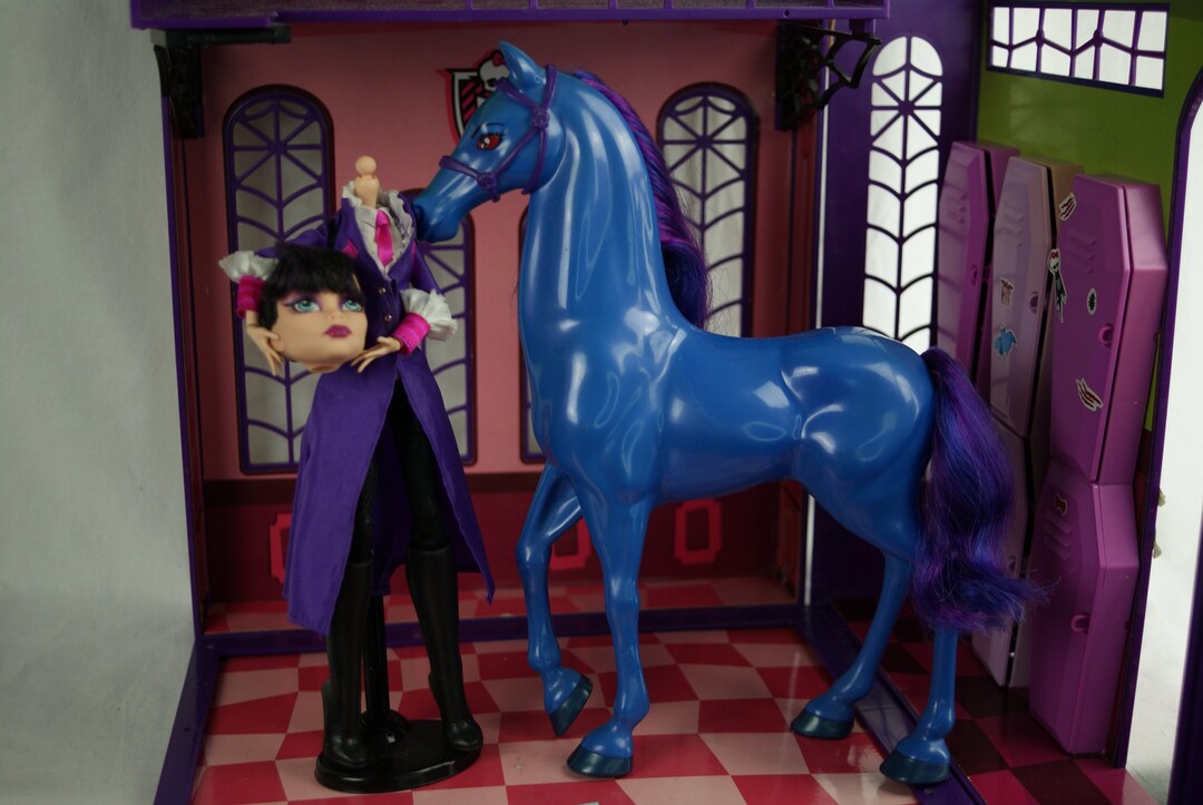 Monster High Headless Headmistress Bloodgood Doll and Horse Nightmare ...