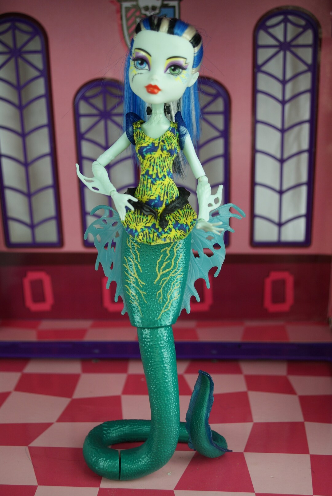 Monster High Great Scarrier Reef Glowsome Ghoulfish Frankie Stein Doll ...