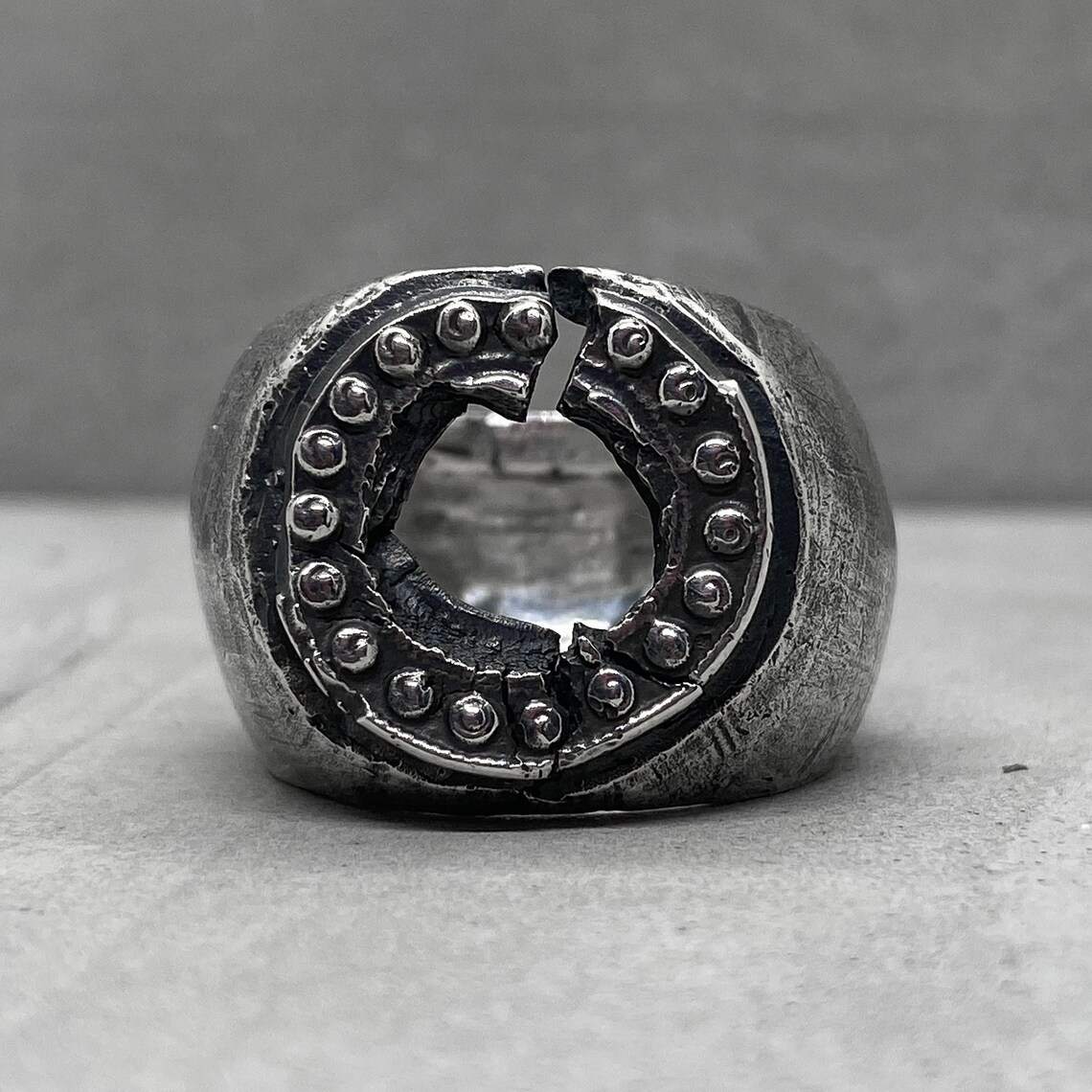 PORTAL RING Unusual Round Signet Ring With a Crack and a - Etsy