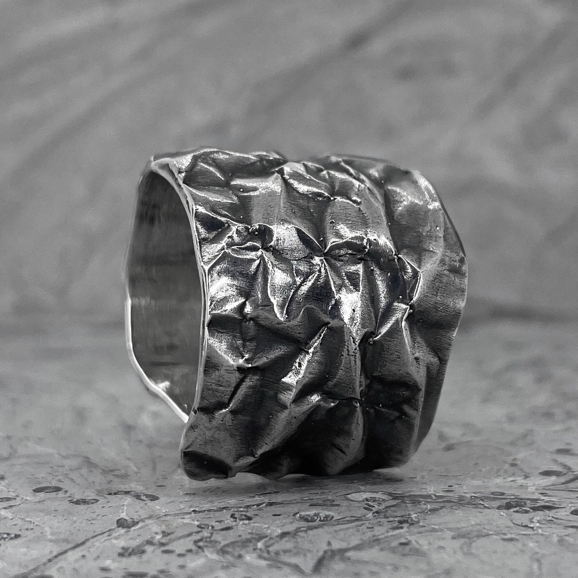 Crumpled ring-A very wide open ring with a texture reminiscent | Etsy