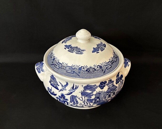 A Churchill Blue Willow Designed 2 Quart Round Covered Casserole Dish ...