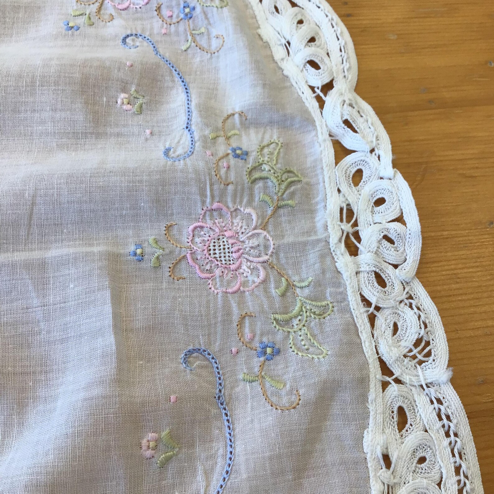 Vintage Embroidered Fine Linen Tray Cloth With Tape Lace Border ...