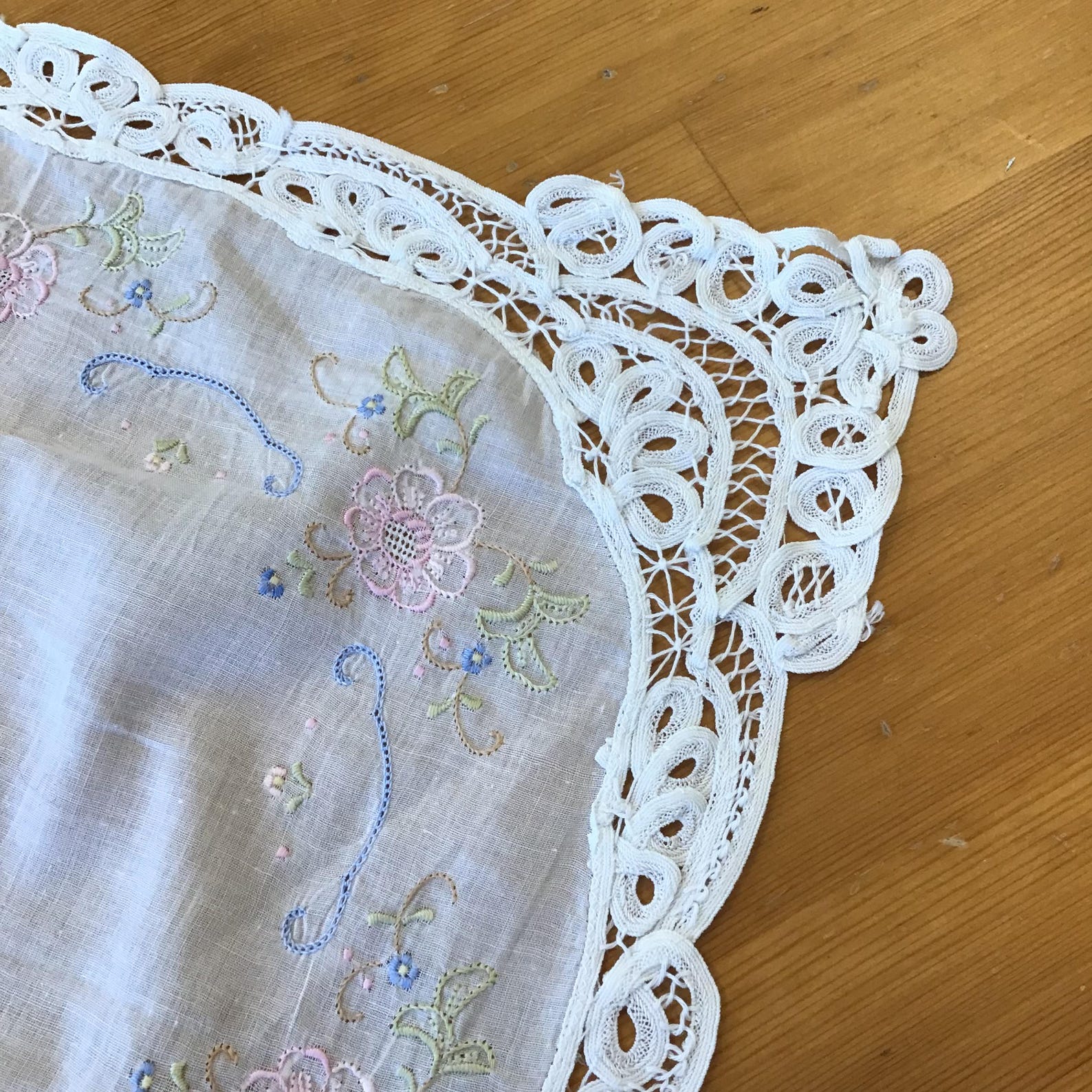 Vintage Embroidered Fine Linen Tray Cloth With Tape Lace Border ...