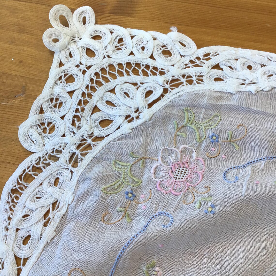 Vintage Embroidered Fine Linen Tray Cloth With Tape Lace Border ...