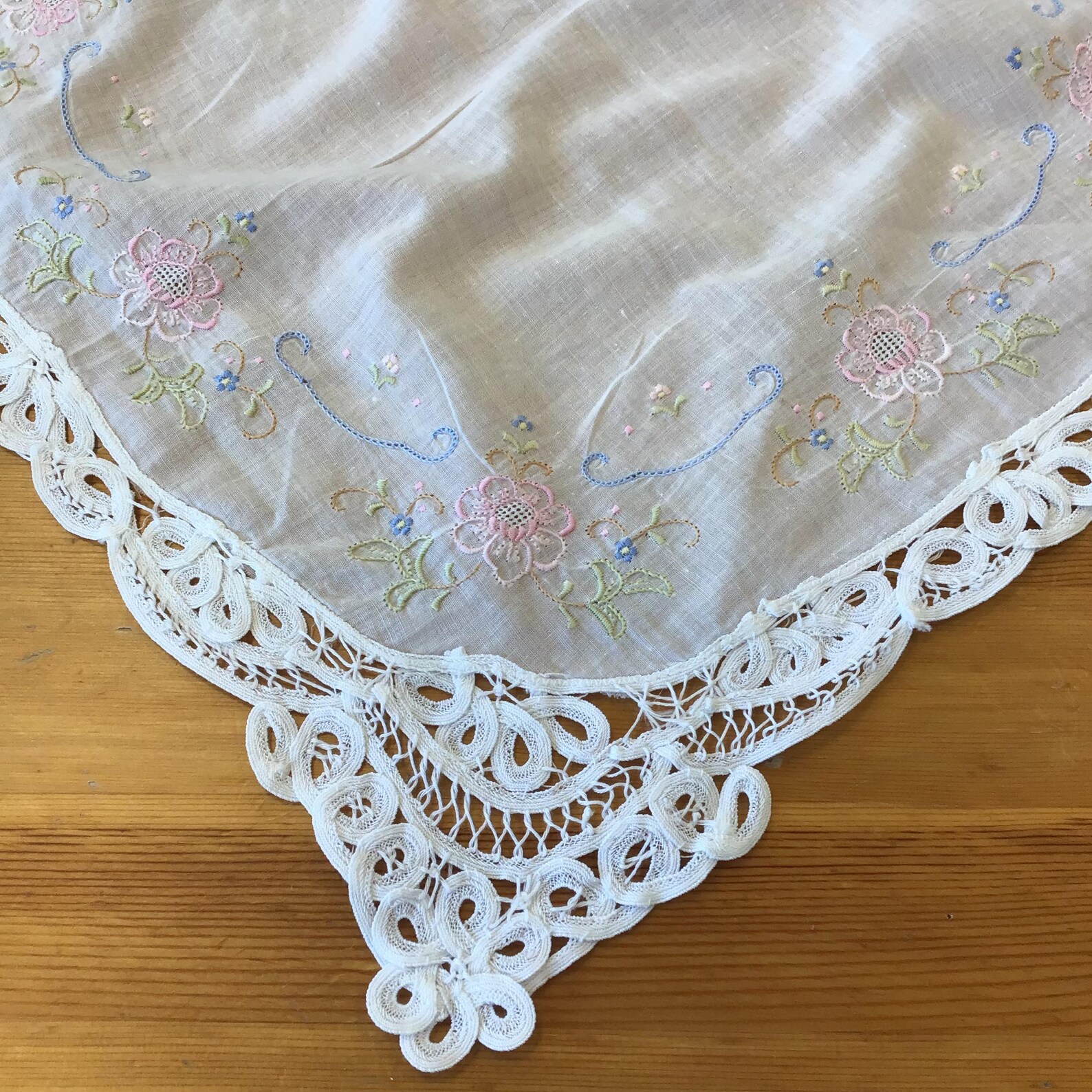 Vintage Embroidered Fine Linen Tray Cloth With Tape Lace Border ...