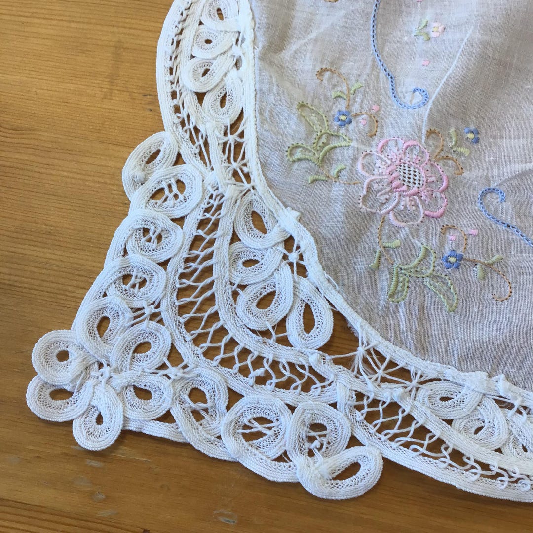 Vintage Embroidered Fine Linen Tray Cloth With Tape Lace Border ...