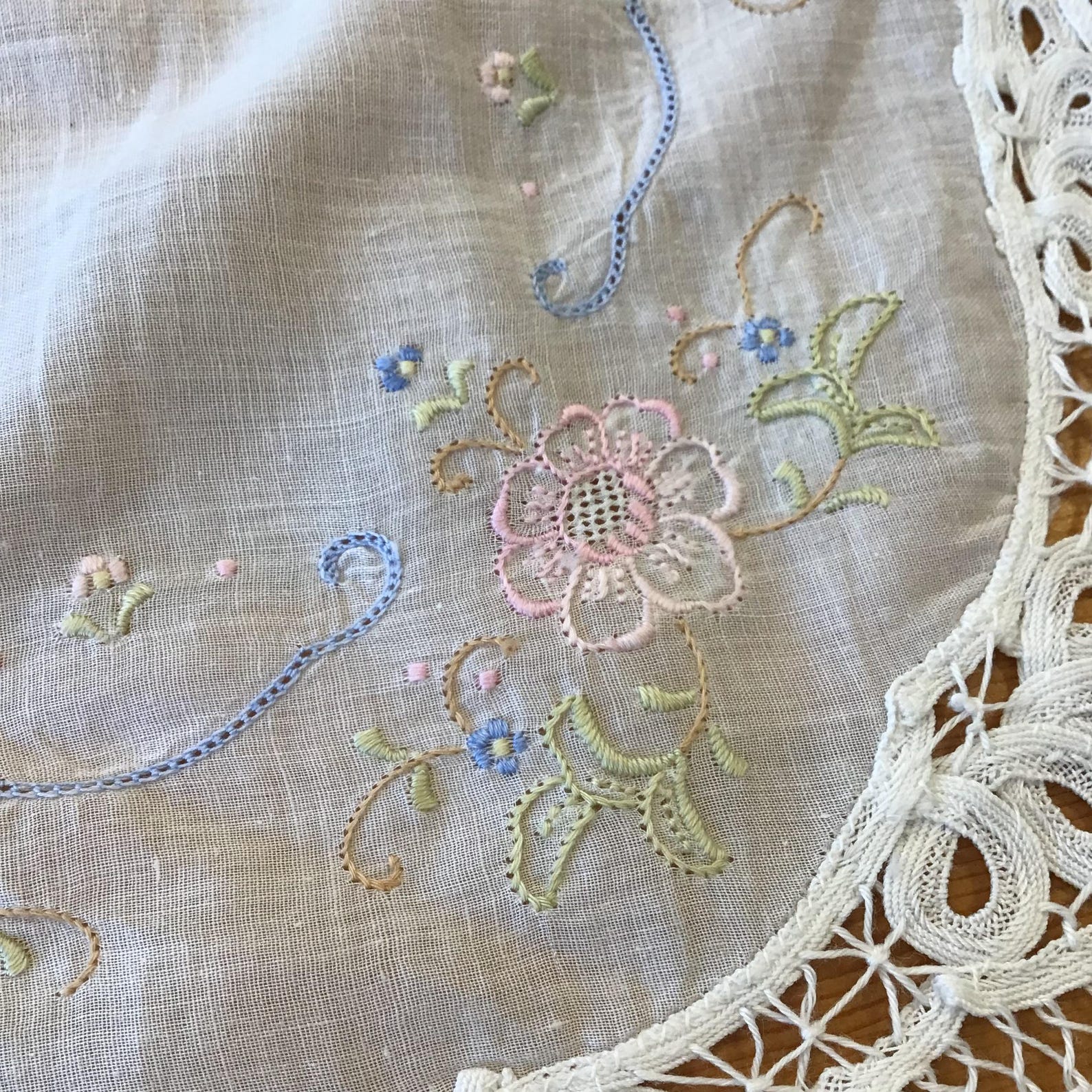 Vintage Embroidered Fine Linen Tray Cloth With Tape Lace Border ...
