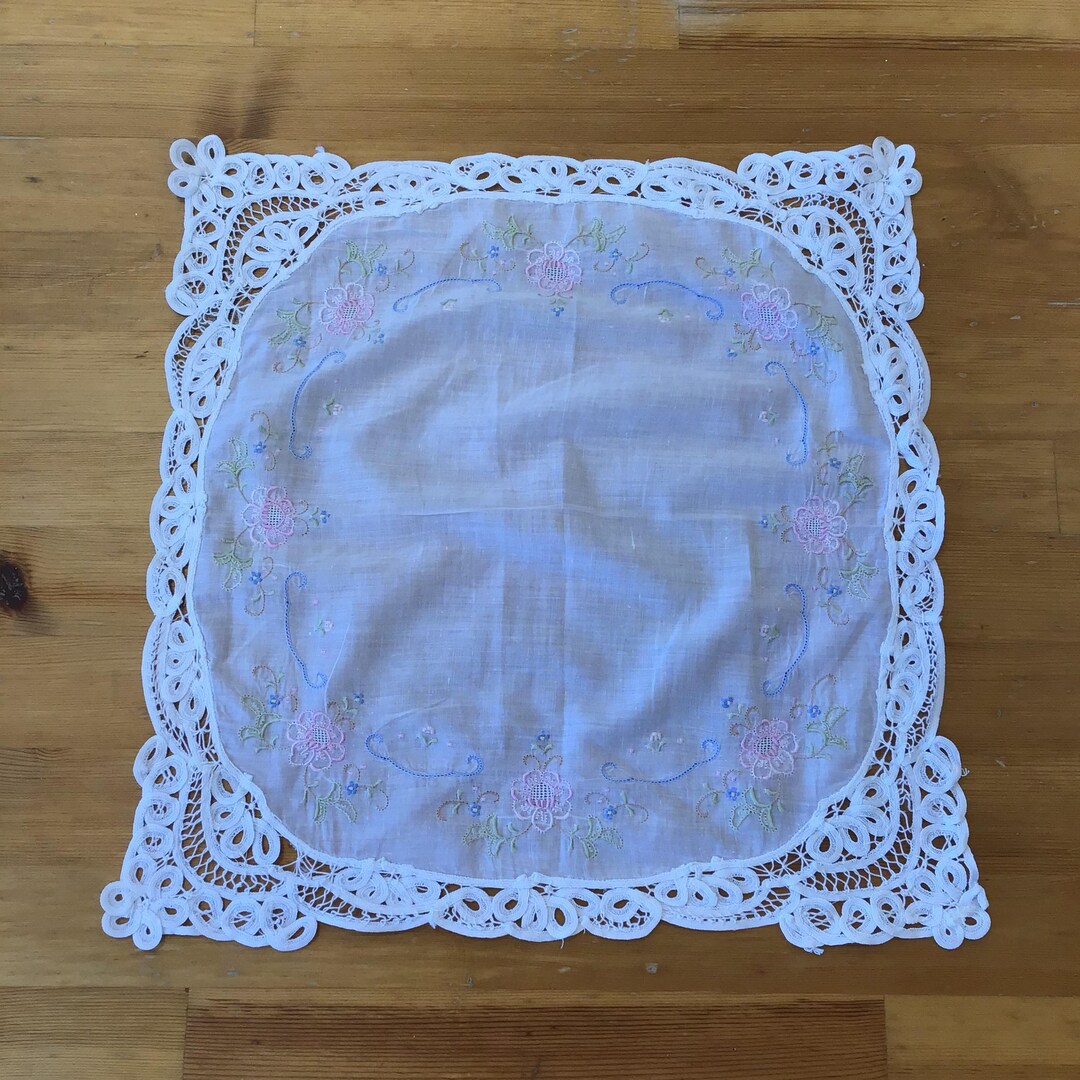 Vintage Embroidered Fine Linen Tray Cloth With Tape Lace Border ...