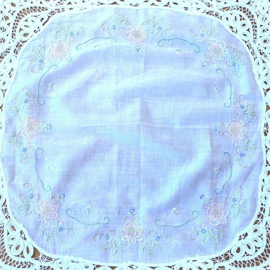 Vintage Embroidered Fine Linen Tray Cloth With Tape Lace Border ...