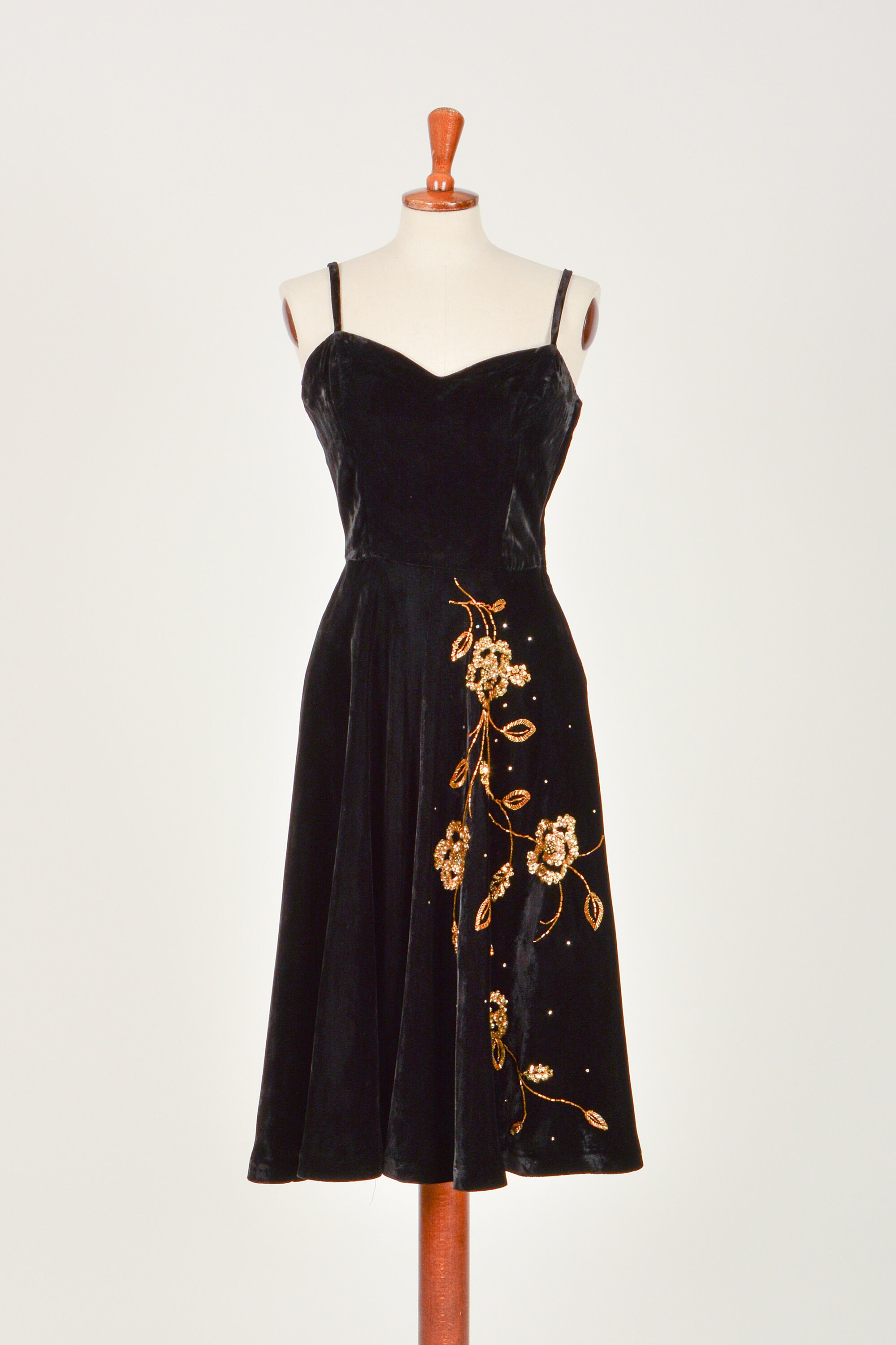 40er Jahre Kleid aus Samt mit goldenen Pailletten bestickt - Etsy.de