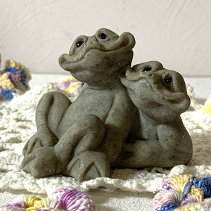 Vintage Faux Granite MINIATURE FROG Figurine Cute Smiling Frogs Made of ...