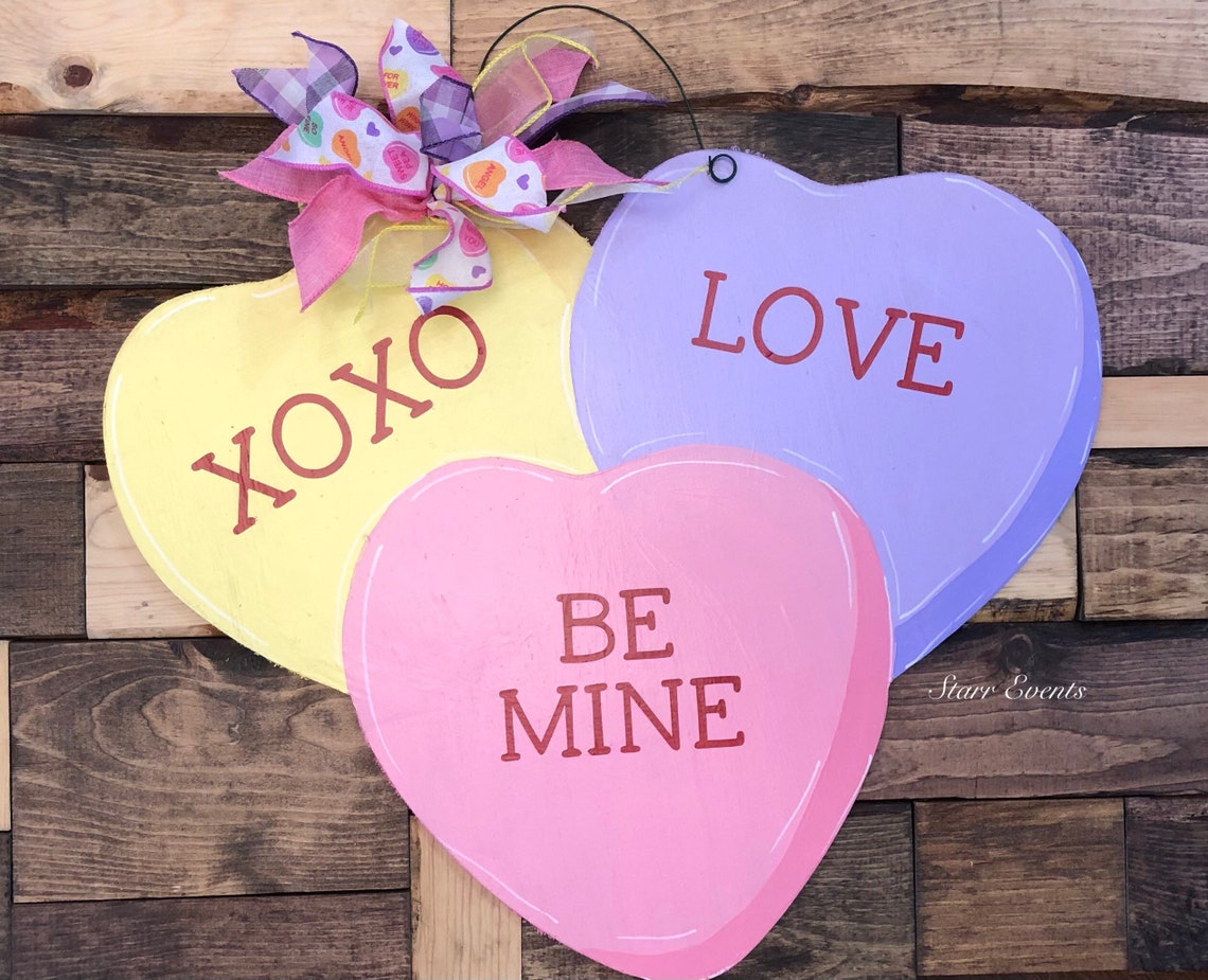 19 Fabulous Valentine’s Day Door Decorations {Hangers, Wreaths & More!}