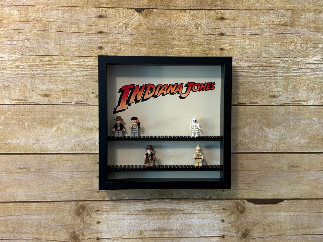 Indiana Jones Logo gerahmt Minifiguren Vitrine: Für 16+ Figuren (24x24 ...